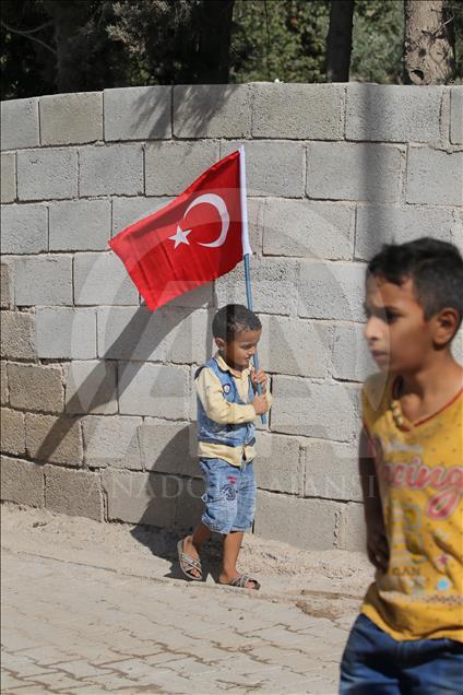 People support Turkish soldiers at Reyhanli border in Turkey's Hatay ...