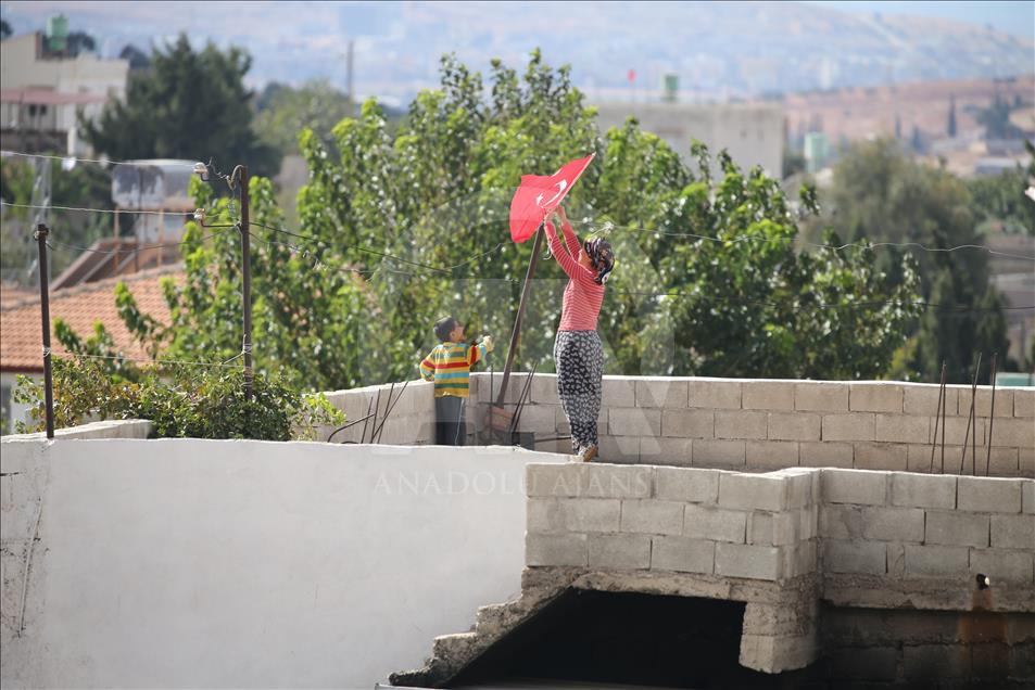 People support Turkish soldiers at Reyhanli border in Turkey's Hatay ...