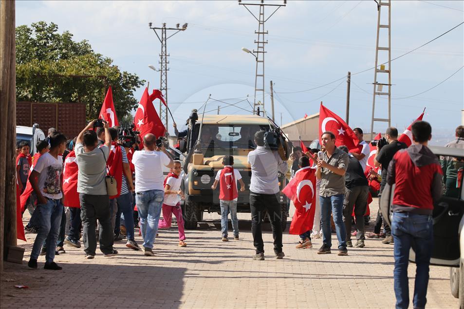 People support Turkish soldiers at Reyhanli border in Turkey's Hatay ...