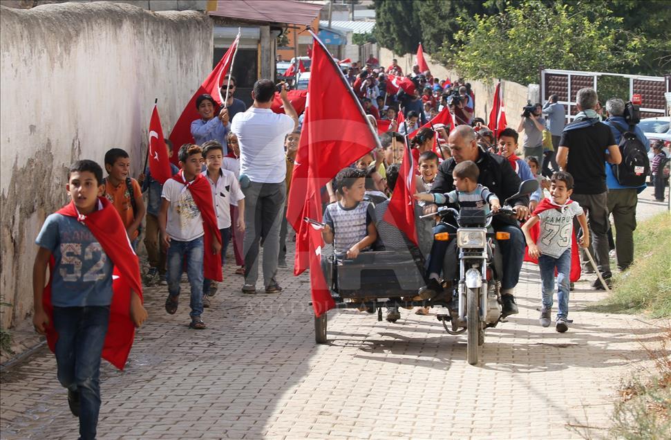 People support Turkish soldiers at Reyhanli border in Turkey's Hatay ...