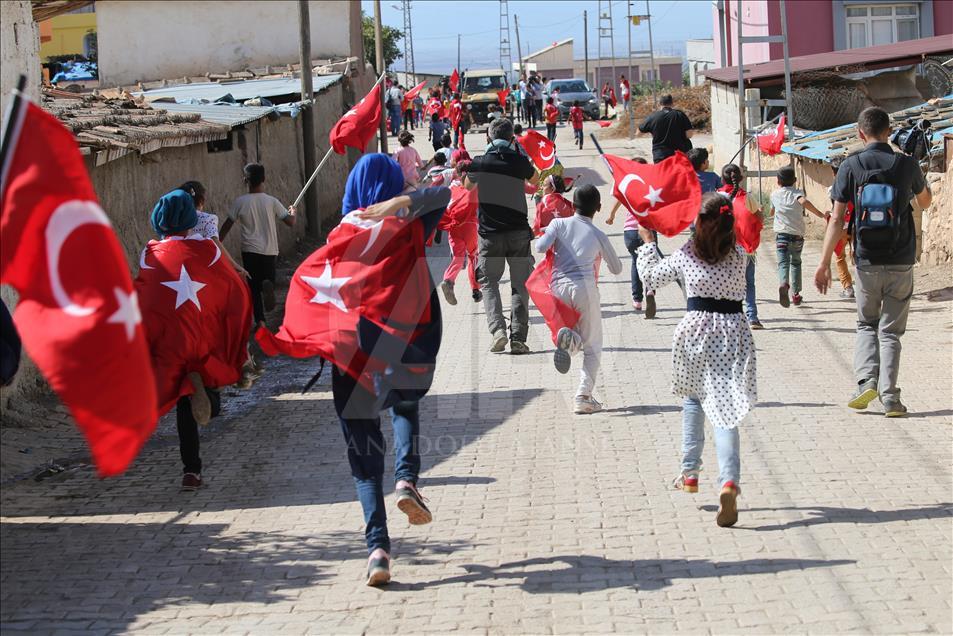 People support Turkish soldiers at Reyhanli border in Turkey's Hatay ...