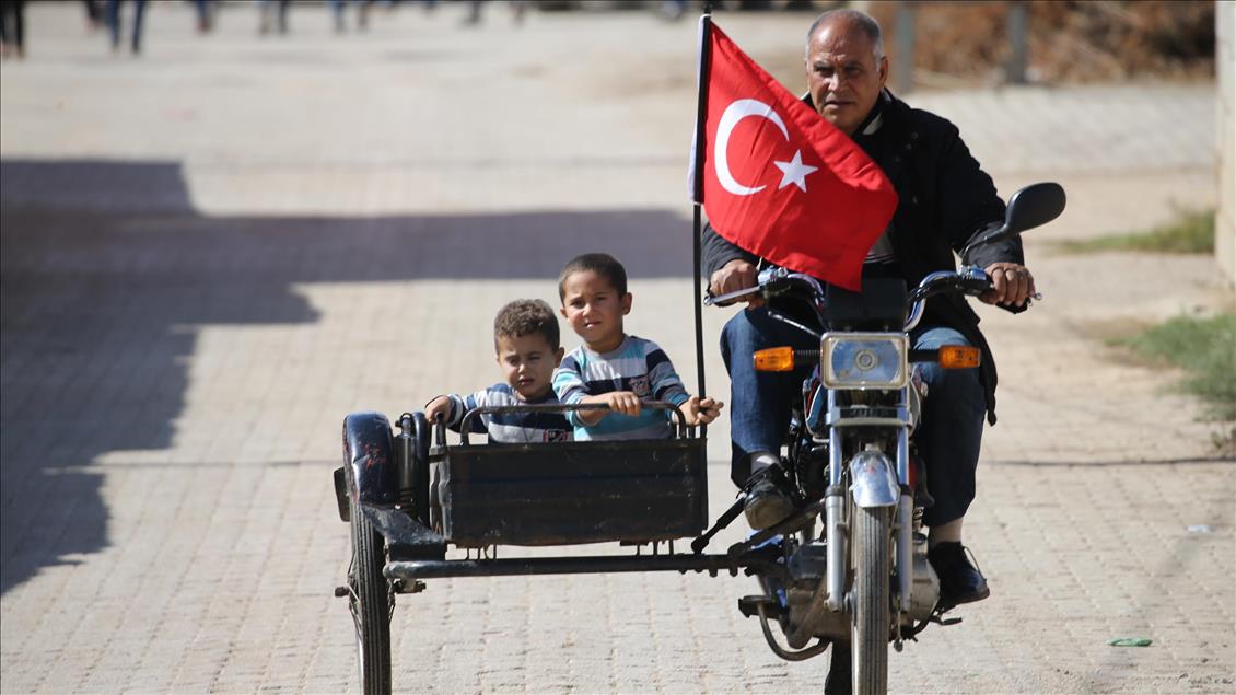 People support Turkish soldiers at Reyhanli border in Turkey's Hatay ...