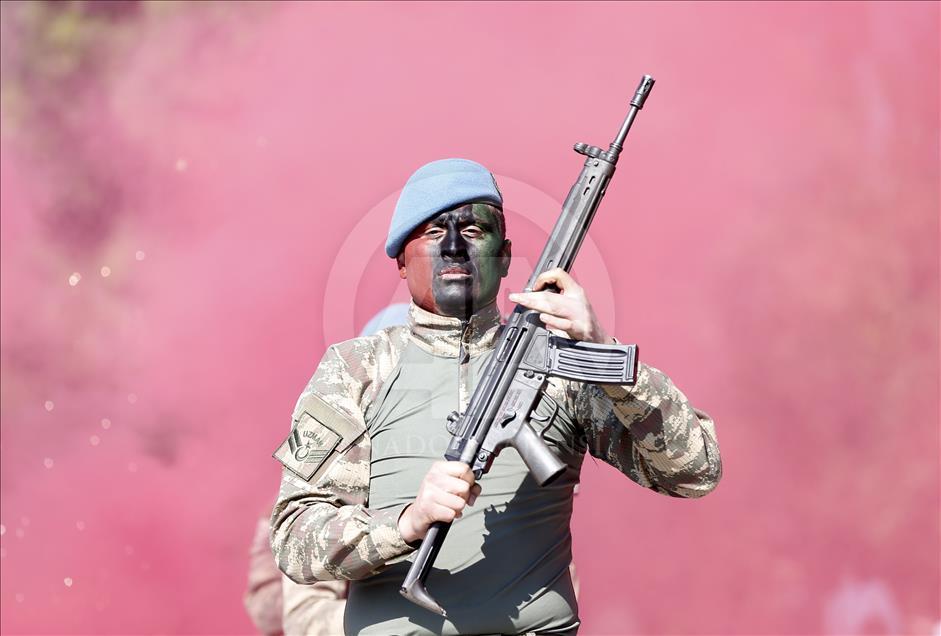 Turkish gendarmerie recruits show off commando skills - Anadolu Ajansı