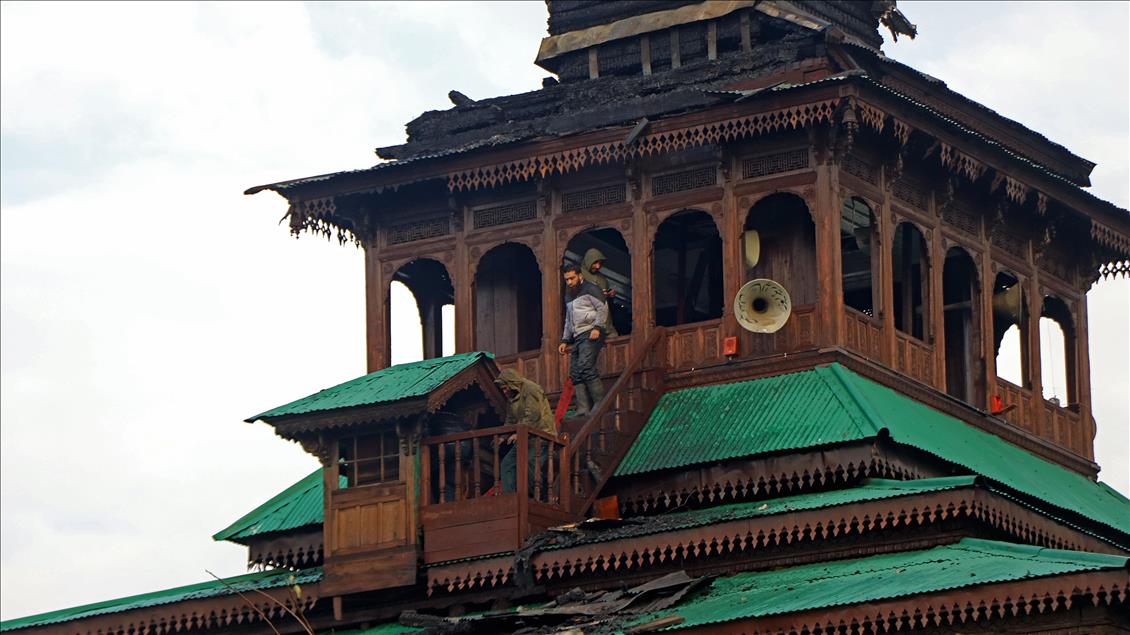 Lightning damages 300-year-old mosque in Kashmir - Anadolu Ajansı