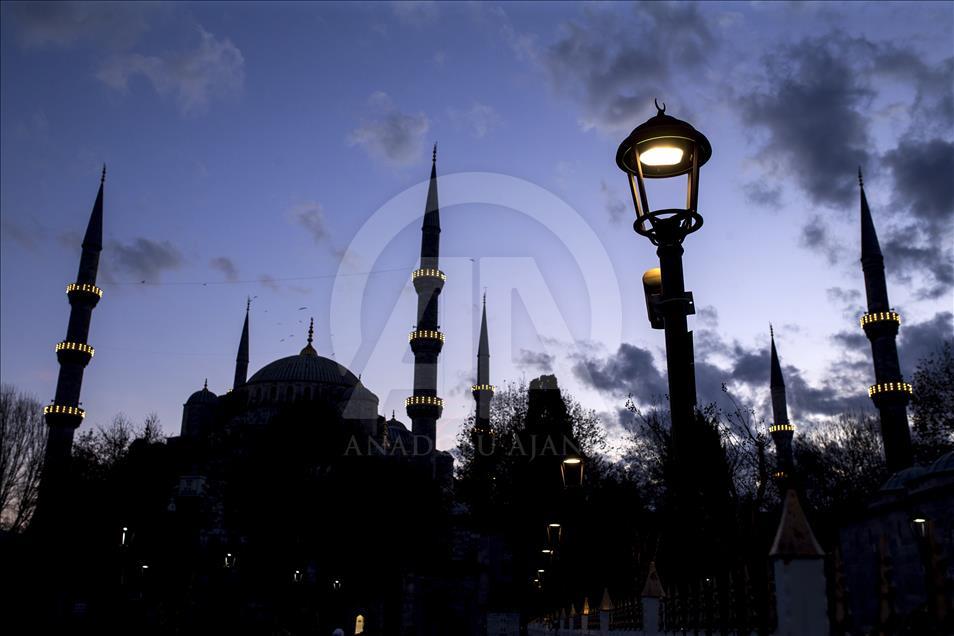 Turkey observes Mawlid, birth of Prophet Muhammad - Anadolu Ajansı