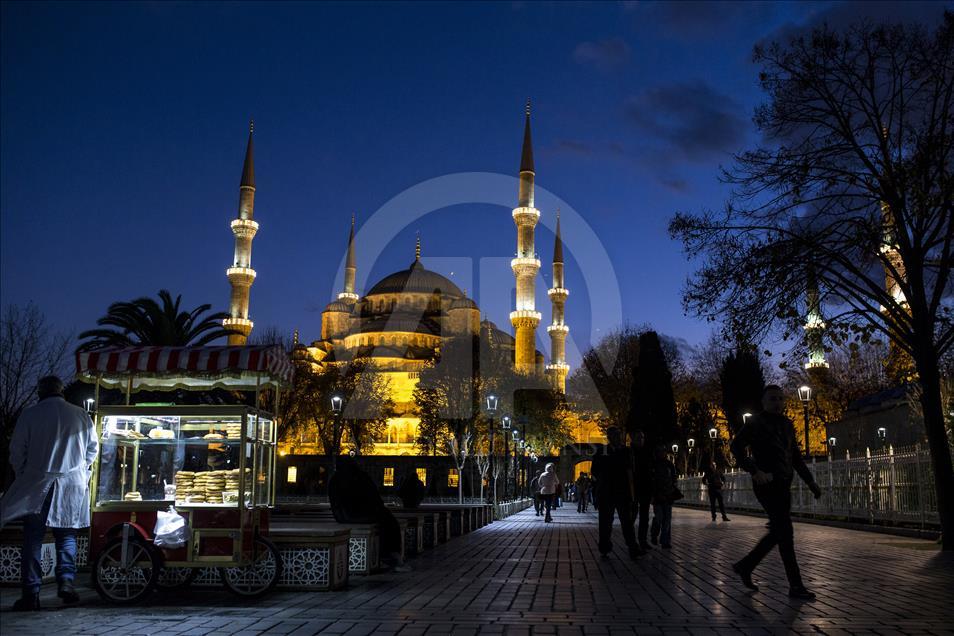 Turkey observes Mawlid, birth of Prophet Muhammad - Anadolu Ajansı
