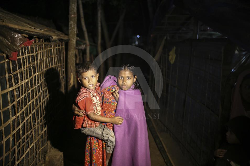 Rohingya children sustain their lives at refugee camps despite the ...