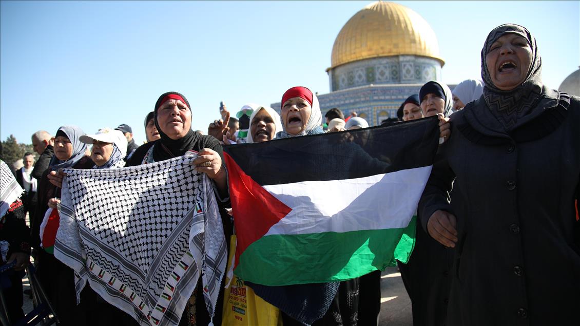 Muslim worshipers protest US decision on Jerusalem at al-Aqsa Mosque ...
