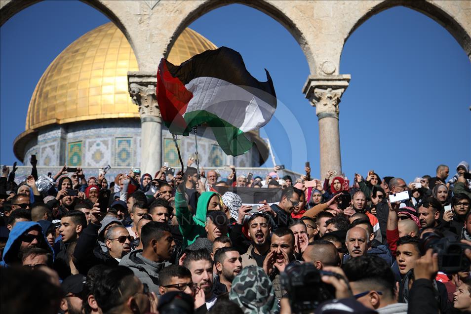 Muslim worshipers protest US decision on Jerusalem at al-Aqsa Mosque ...