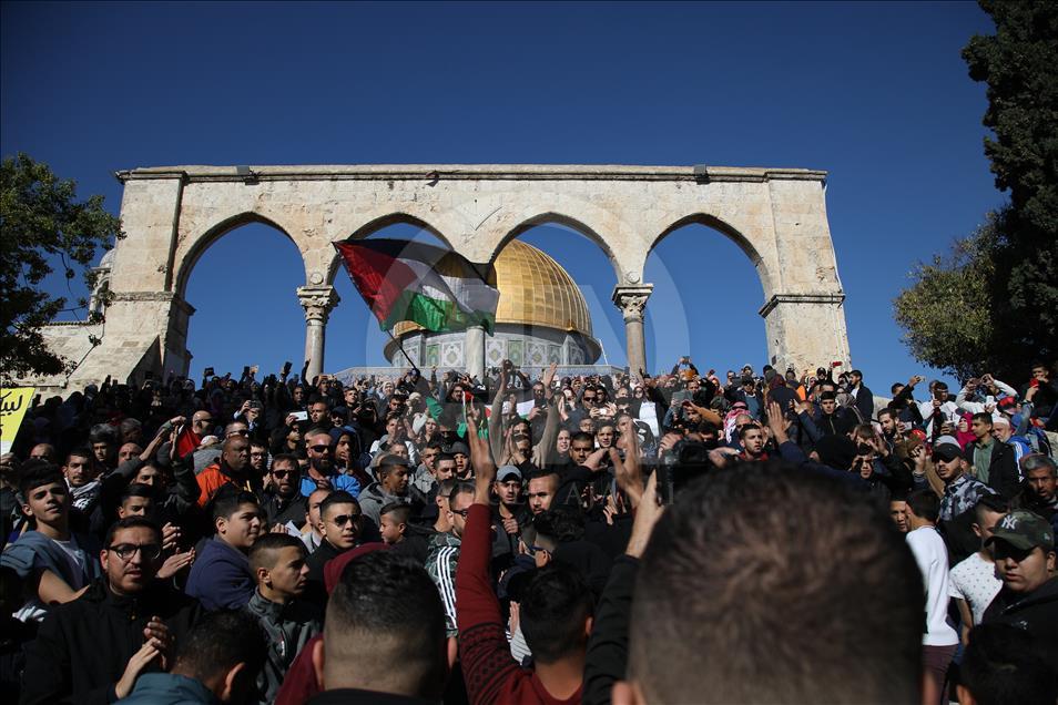 Muslim worshipers protest US decision on Jerusalem at al-Aqsa Mosque ...