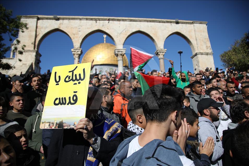 Muslim worshipers protest US decision on Jerusalem at al-Aqsa Mosque ...