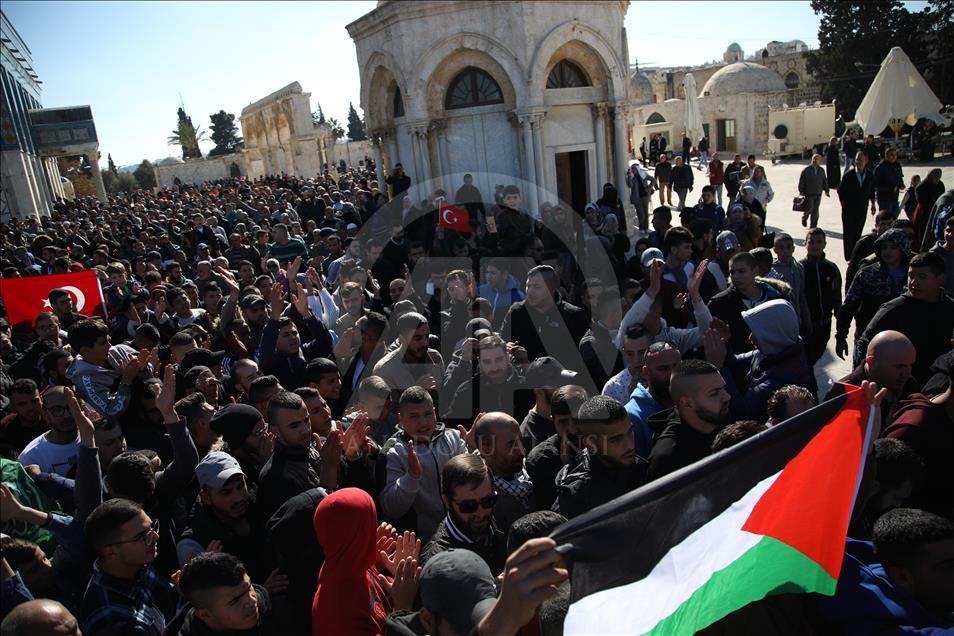 Muslim worshipers protest US decision on Jerusalem at al-Aqsa Mosque ...