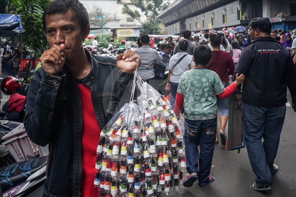 Penjual terompet dan kembang api tahun baru - Anadolu Ajansı