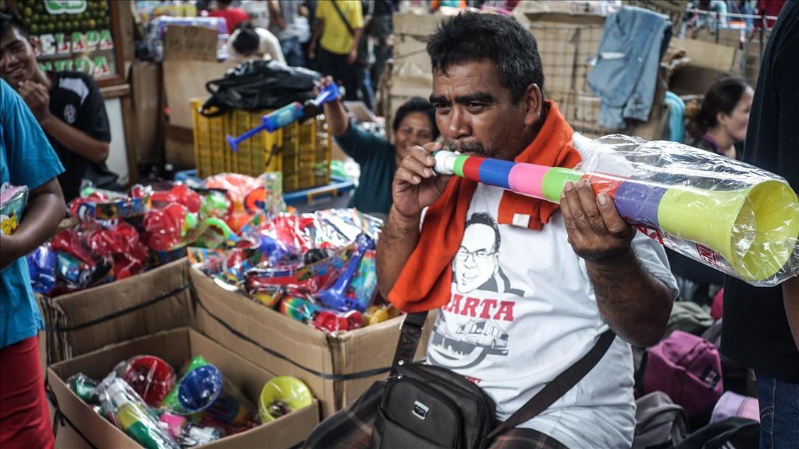 Penjual terompet dan kembang api tahun baru - Anadolu Ajansı