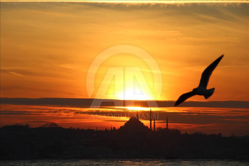 İstanbul'da gün batımı kartpostallık manzaralar oluşturdu - Anadolu Ajansı