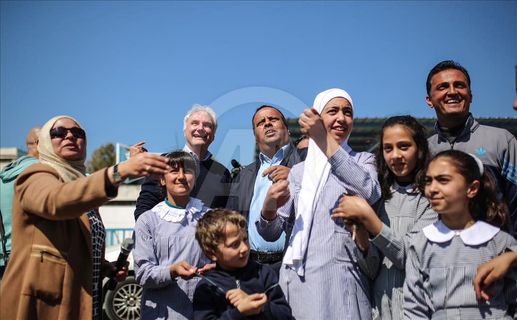 Palestinian school children stage a demonstration in Gaza - Anadolu Ajansı