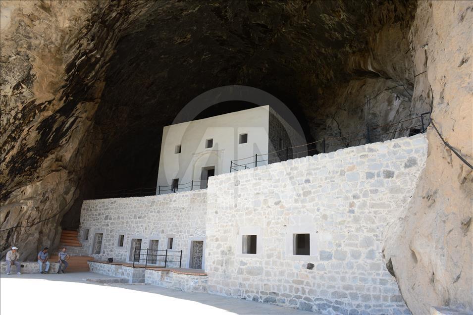 'Kayaya oyma manastır' ziyaretçilerini ağırlıyor - Anadolu Ajansı