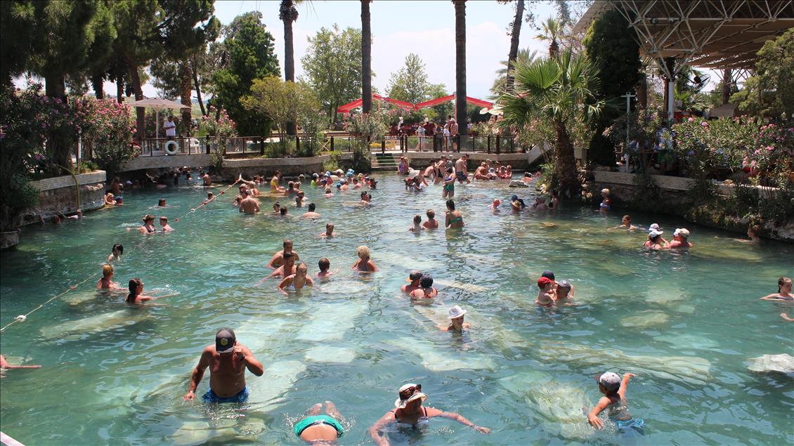 استقبال گردشگران از استخر آبگرم طبیعی هیراپولیس در دنیزلی ترکیه ...