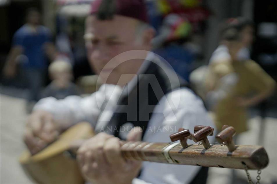 Músico bosnio toca canciones con instrumento de hace 200 años - Anadolu ...