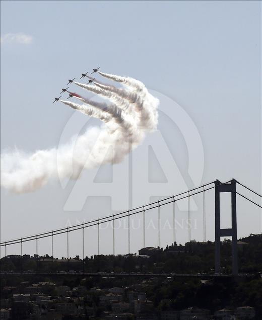 Tim Aerobatik Turkish Star tampil di atas Selat Bosphorus - Anadolu Ajansı