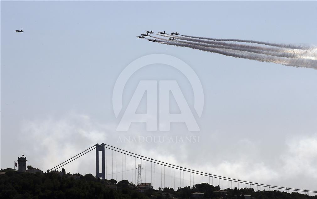 Tim Aerobatik Turkish Star tampil di atas Selat Bosphorus - Anadolu Ajansı