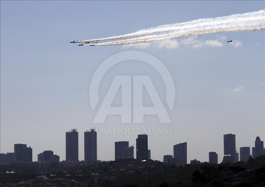 Tim Aerobatik Turkish Star tampil di atas Selat Bosphorus - Anadolu Ajansı