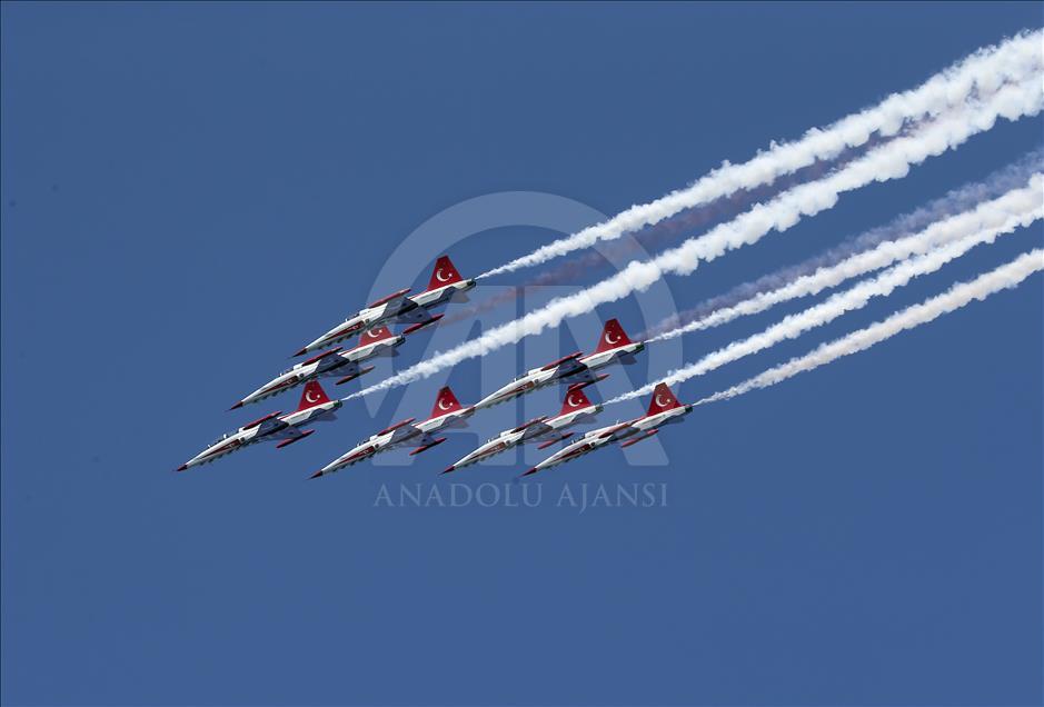 Tim Aerobatik Turkish Star tampil di atas Selat Bosphorus - Anadolu Ajansı