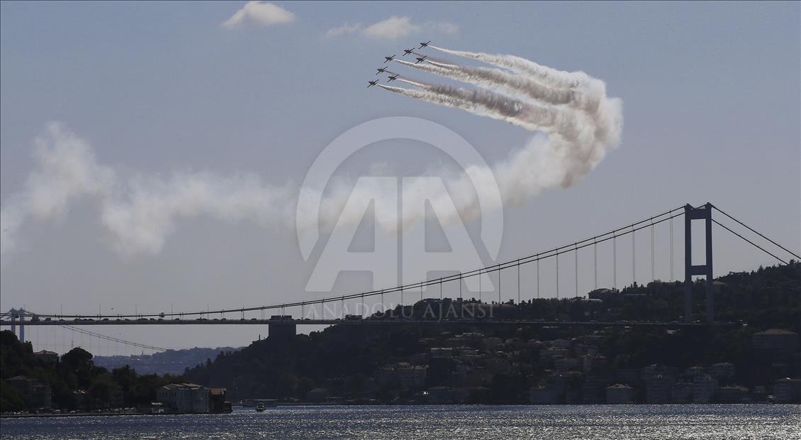Tim Aerobatik Turkish Star tampil di atas Selat Bosphorus - Anadolu Ajansı