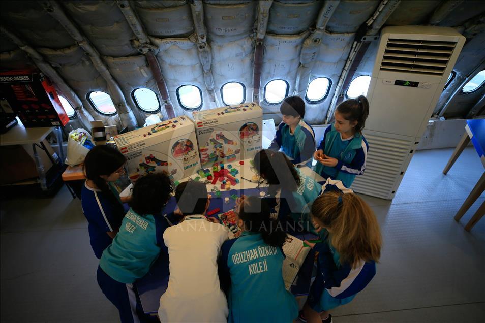Airplane turned into classroom for students in Turkey - Anadolu Ajansı