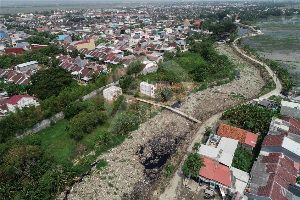 Mountains of garbage blocks river in Bekasi, Indonesia - Anadolu Ajansı