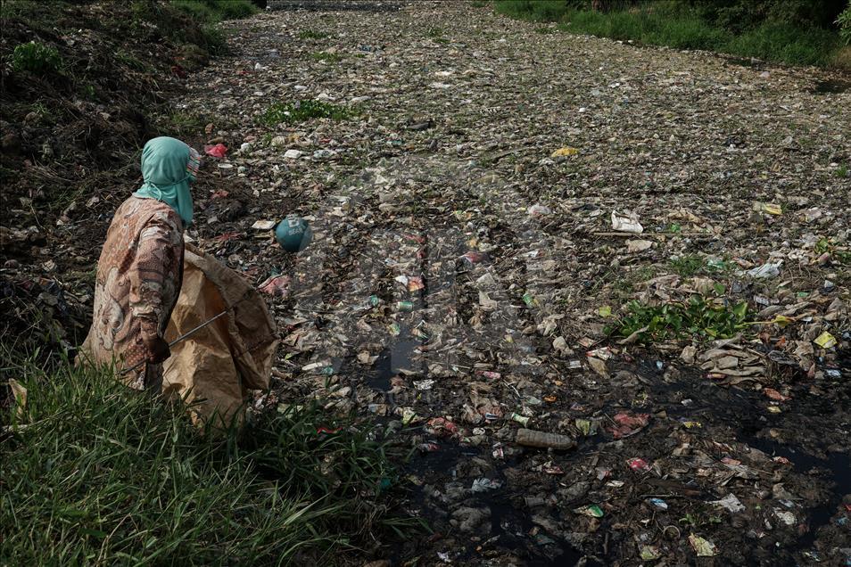 Mountains of garbage blocks river in Bekasi, Indonesia - Anadolu Ajansı