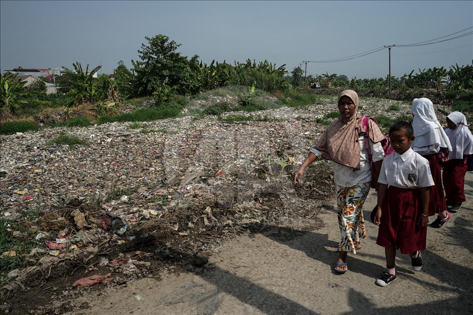 Mountains of garbage blocks river in Bekasi, Indonesia - Anadolu Ajansı