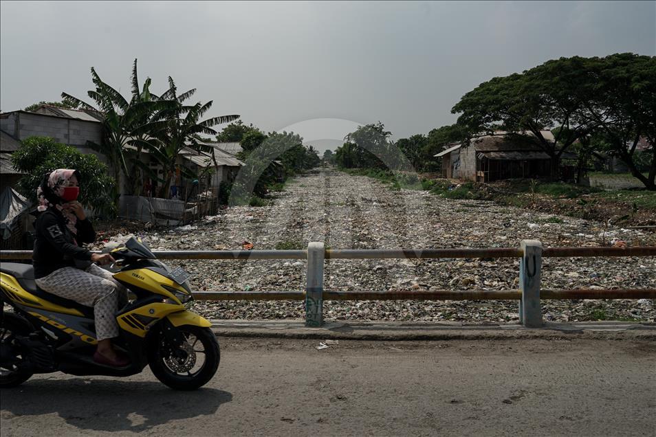 Mountains of garbage blocks river in Bekasi, Indonesia - Anadolu Ajansı