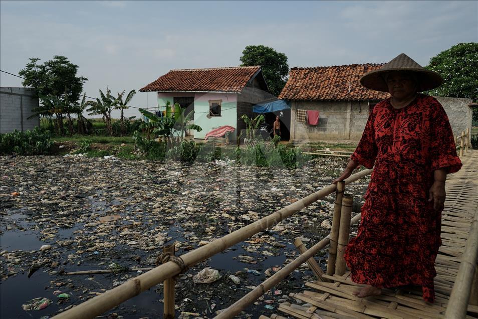 Mountains of garbage blocks river in Bekasi, Indonesia - Anadolu Ajansı