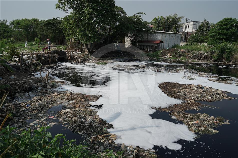 Mountains of garbage blocks river in Bekasi, Indonesia - Anadolu Ajansı