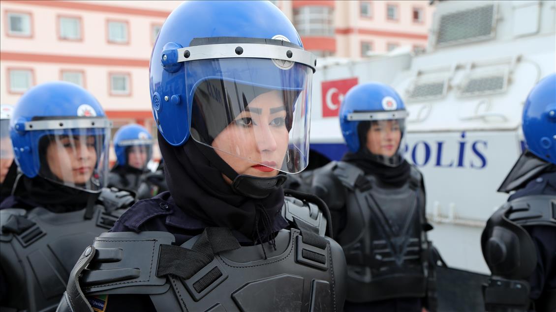 Afgan kadın polisler zorlu kış koşullarında mesleğe hazırlanıyor ...