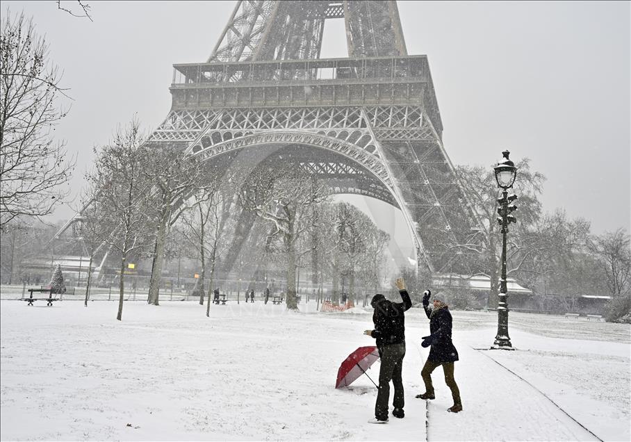 Snow in Paris - Anadolu Ajansı