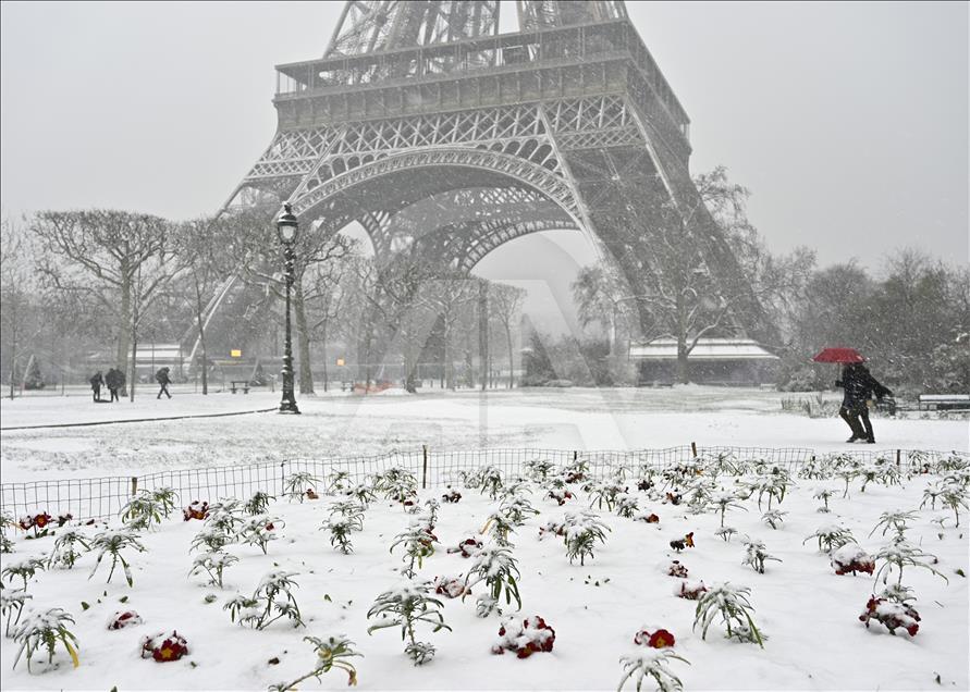 Snow in Paris - Anadolu Ajansı