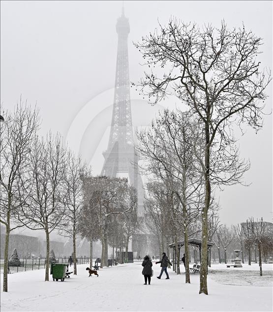 Snow in Paris - Anadolu Ajansı