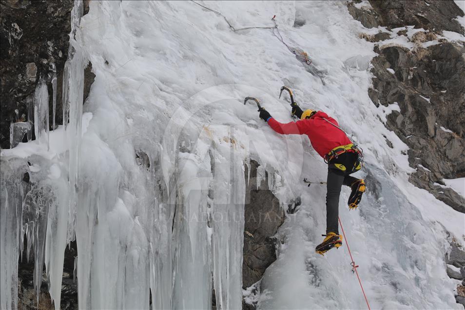 El alpinista turco Tunc Findik en la montaña Erek - Anadolu Ajansı