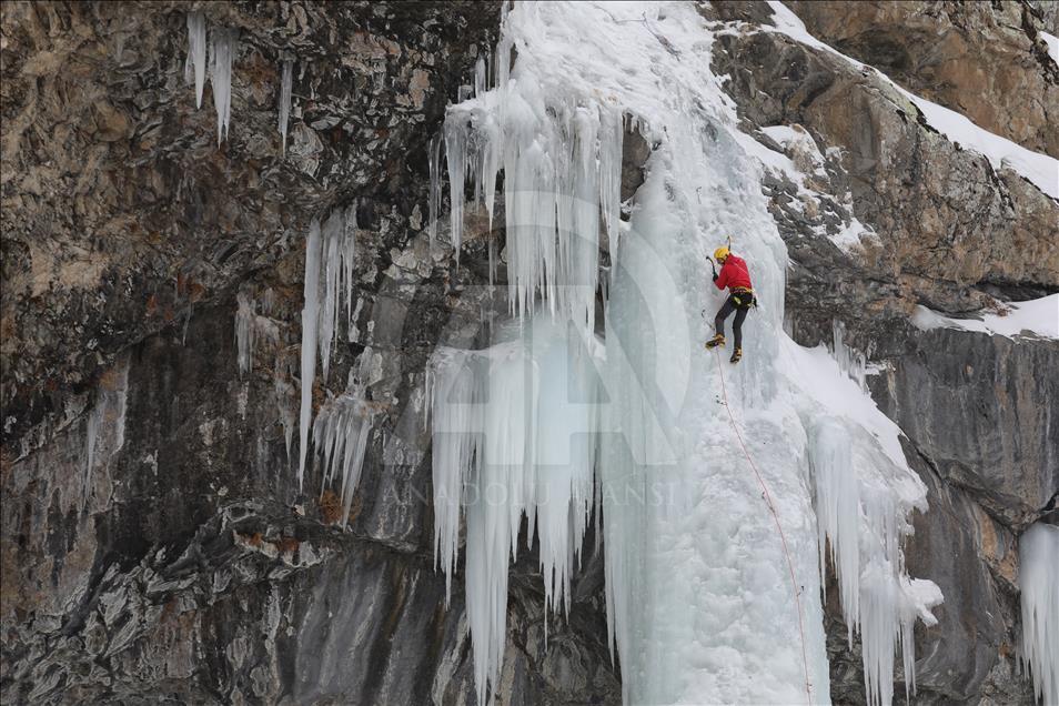 El alpinista turco Tunc Findik en la montaña Erek - Anadolu Ajansı