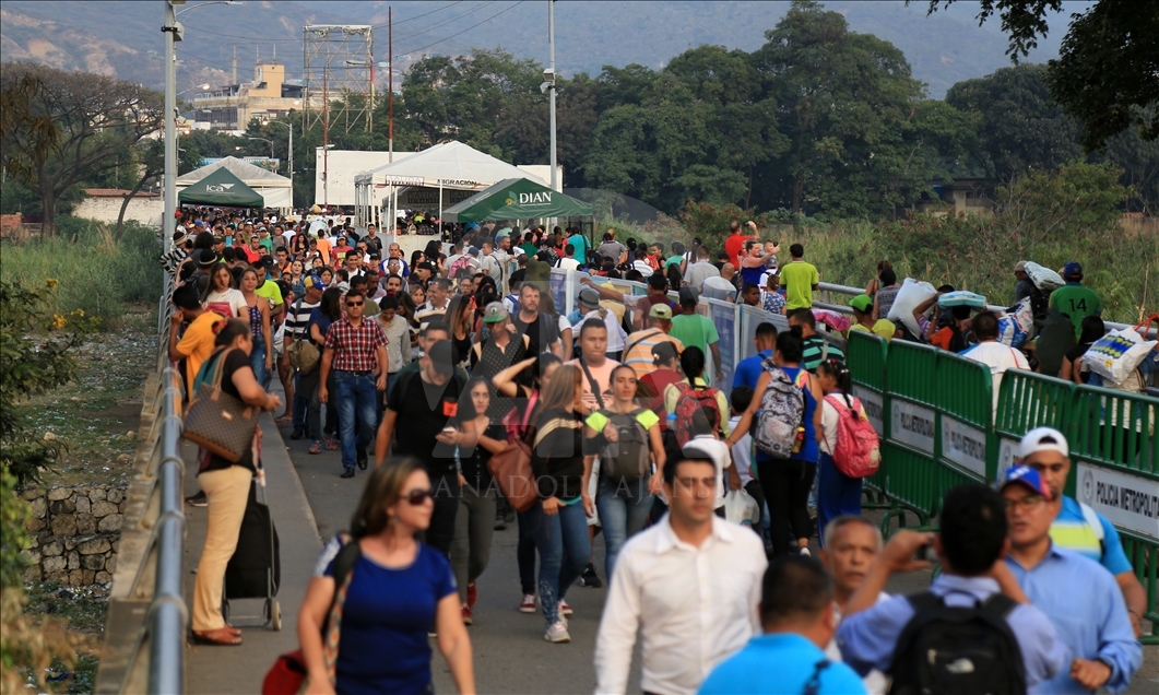 Venezuelans cross Simon Bolivar international bridge - Anadolu Ajansı