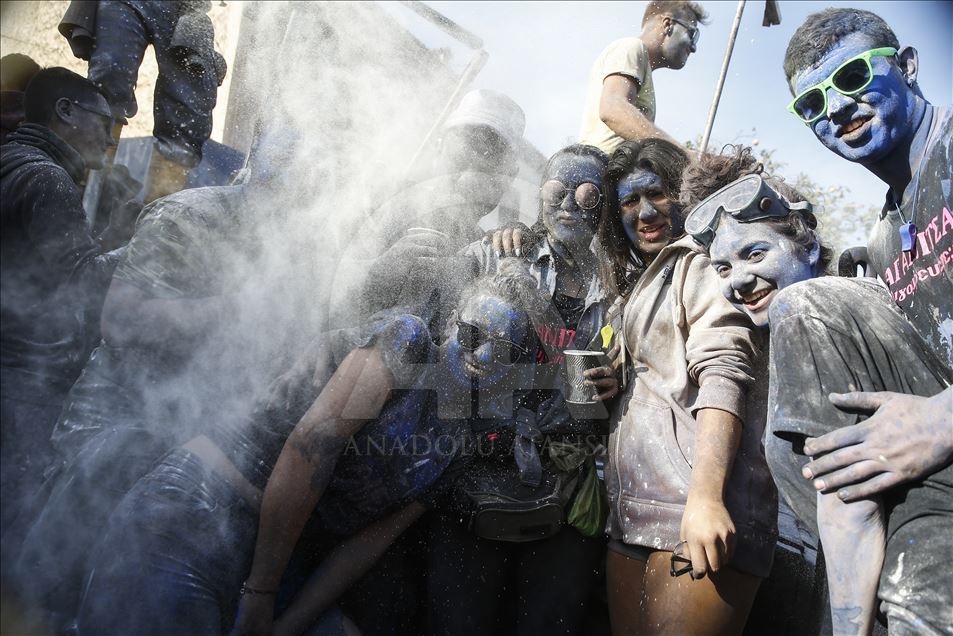 Colorful flour war in Greece - Anadolu Ajansı