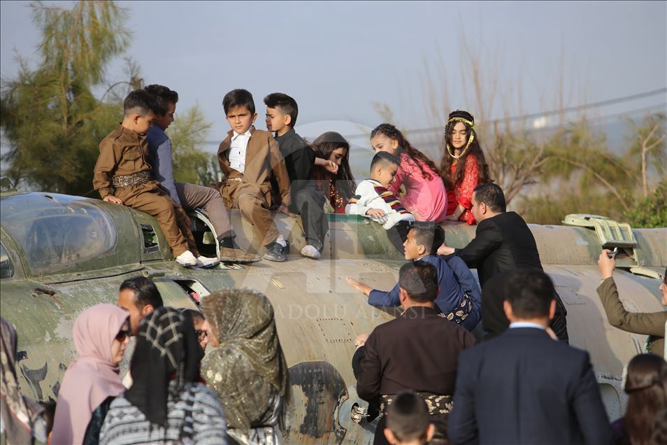 Children play on military vehicles in Halabja - Anadolu Ajansı