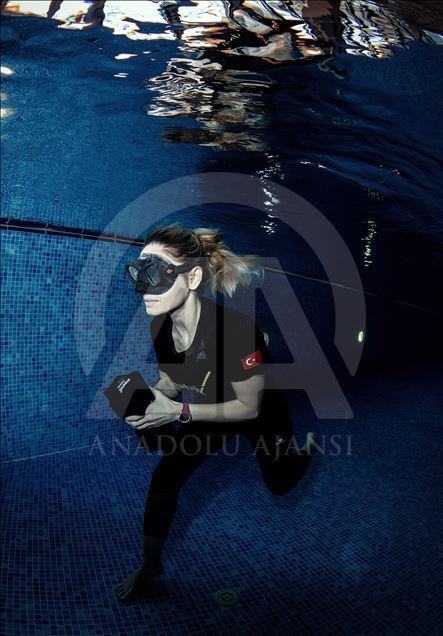Turkish freediver works out under water - Anadolu Ajansı
