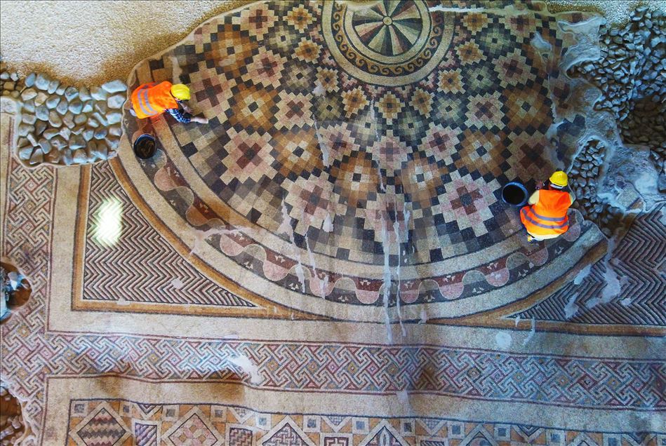 One thousand 200 square meters one-piece ground mosaic in Turkey's ...