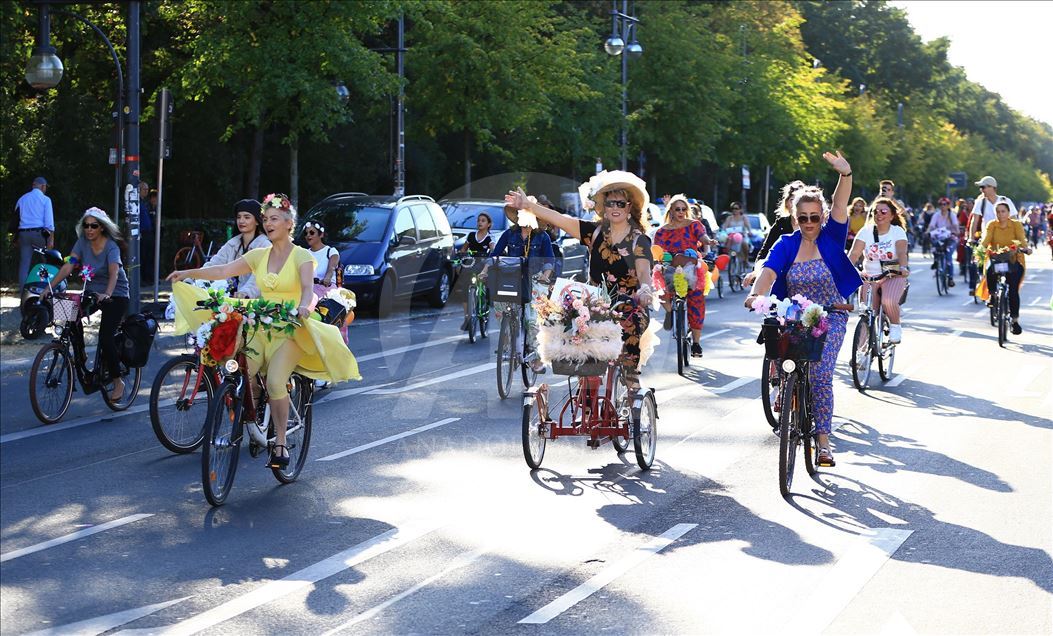 'Fancy Women Bike Ride' in Berlin - Anadolu Ajansı