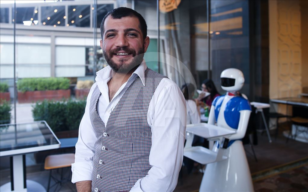 Bu restoranda masalar tablet, garsonlar robot - Anadolu Ajansı