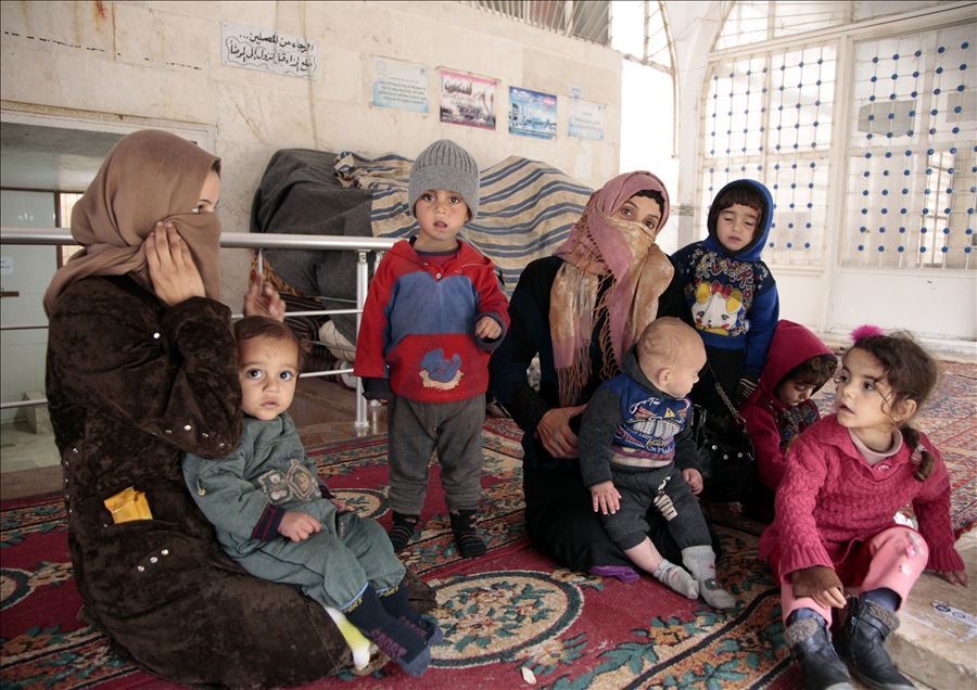 Mosque in Idlib becomes a home for civilians fleeing the bombardment ...