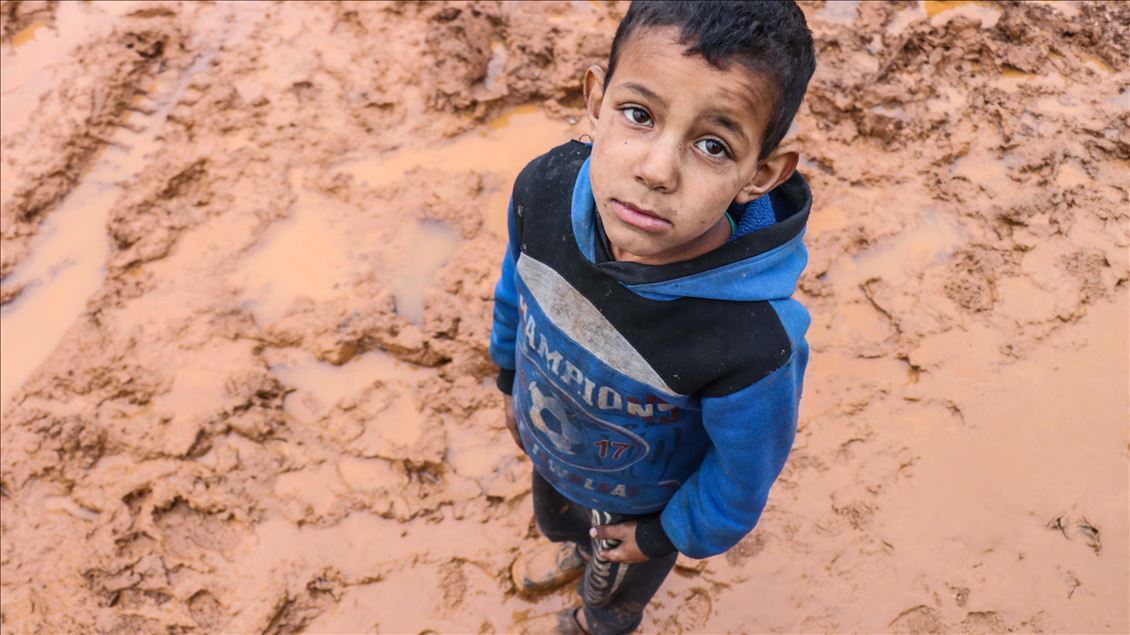 Syrian civilians' struggle against cold and mud in Idlib - Anadolu Ajansı